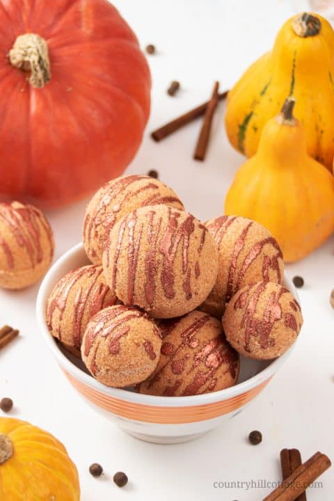 DIY Pumpkin Spice Bath Bombs – 3 Fall Homemade Bath Bomb Recipes